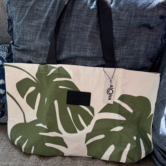 ALOHA Collection | Bags | Aloha Collection Reversible Tropical Leaf ...